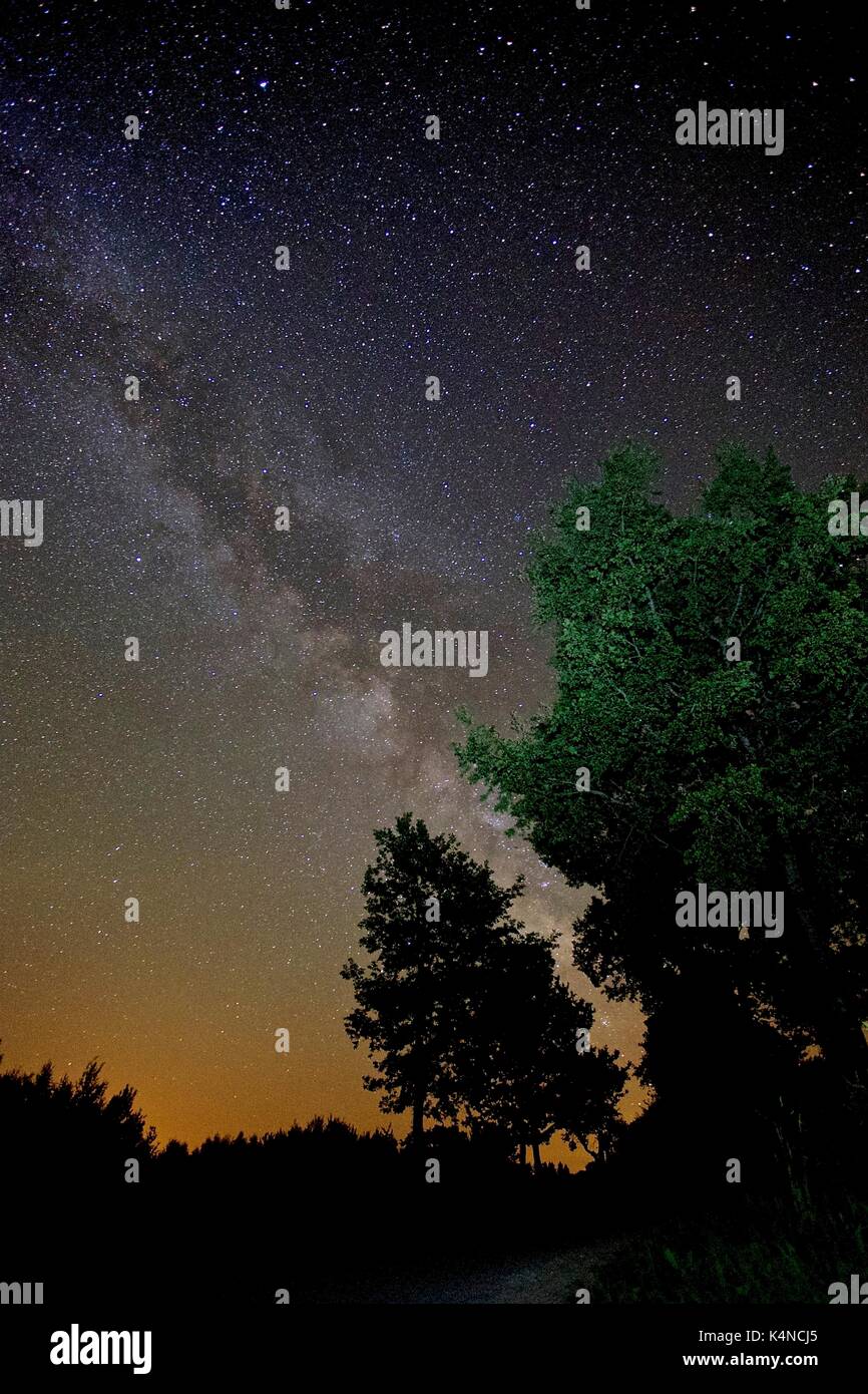 Milky way over rocks hi-res stock photography and images - Alamy