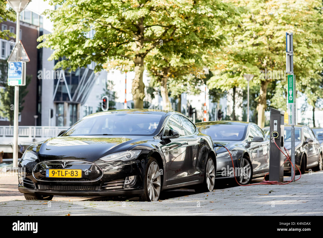 Tesla model s hi-res stock photography and images - Alamy
