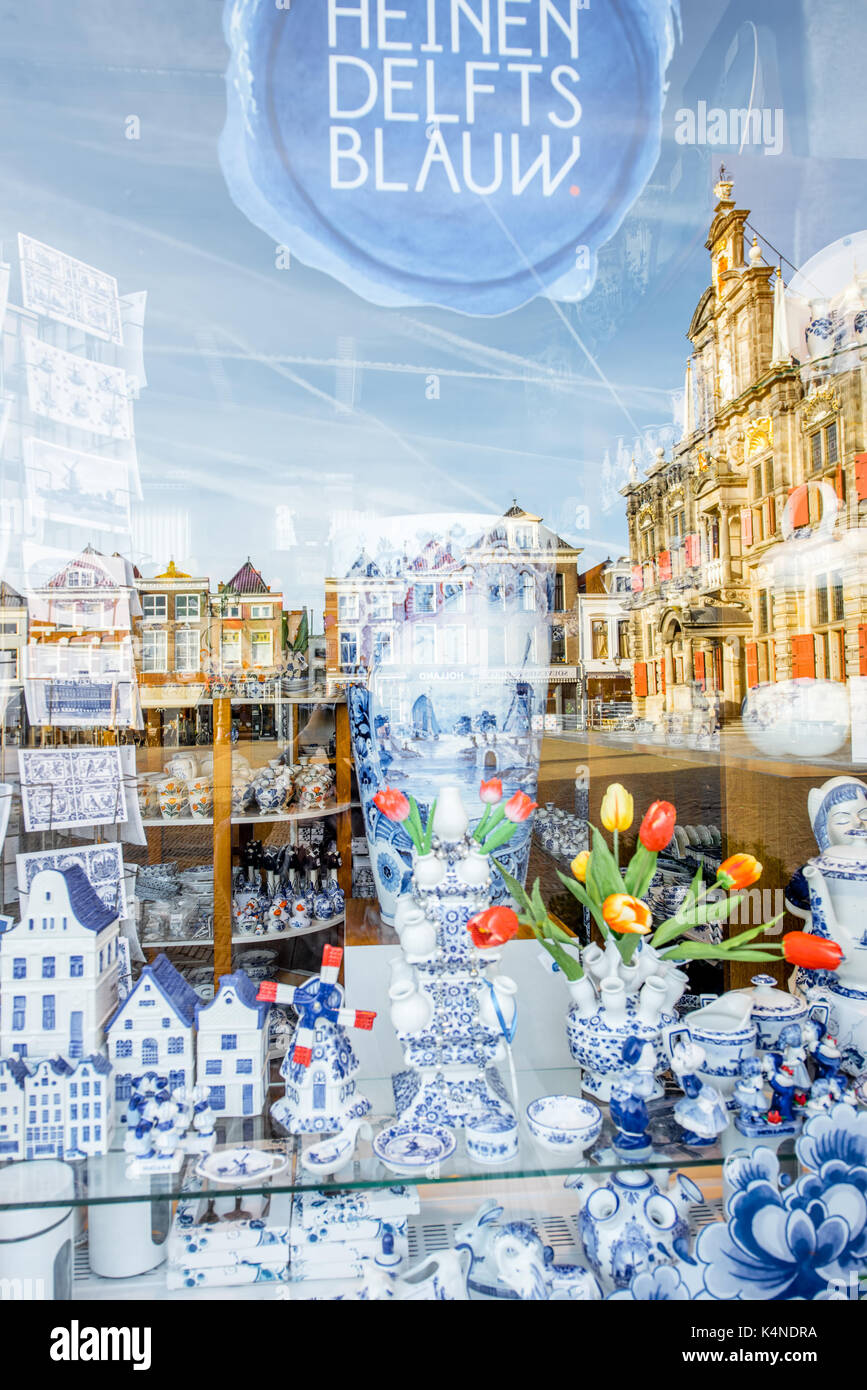 Blue delft pattern hi-res stock photography and images - Alamy