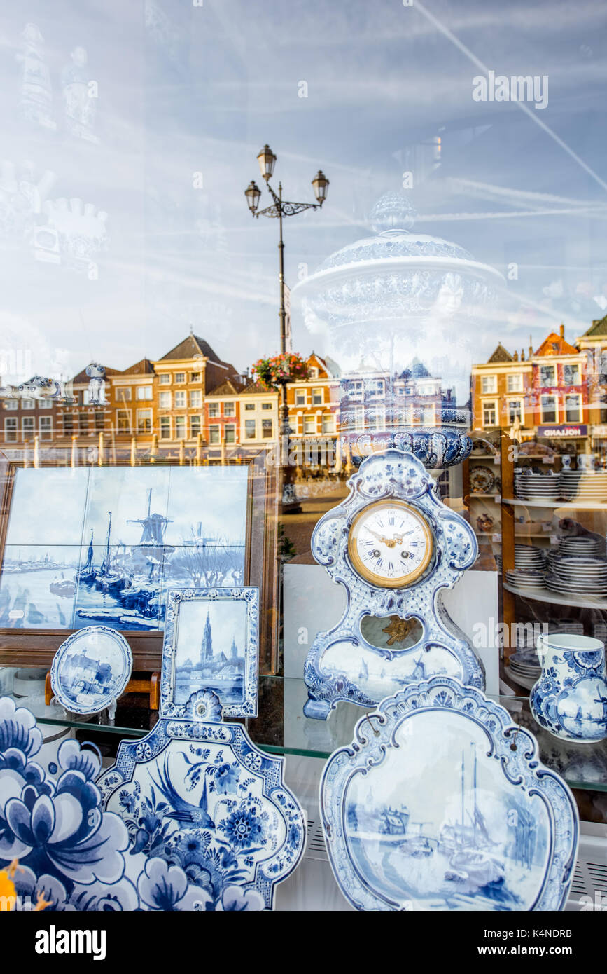 White delft pottery hi-res stock photography and images - Alamy