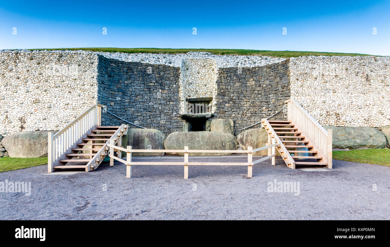 Newgrange passage tomb located in the Boyne Valley. Co. Meath in ...