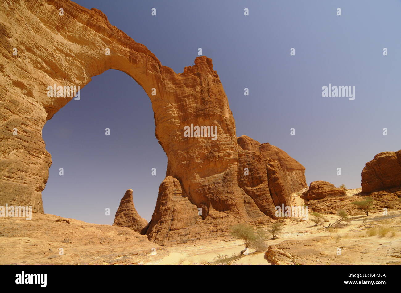 Magnificent 120m high Aloba Arch, Ennedi, Sahara Desert, Chad Stock ...