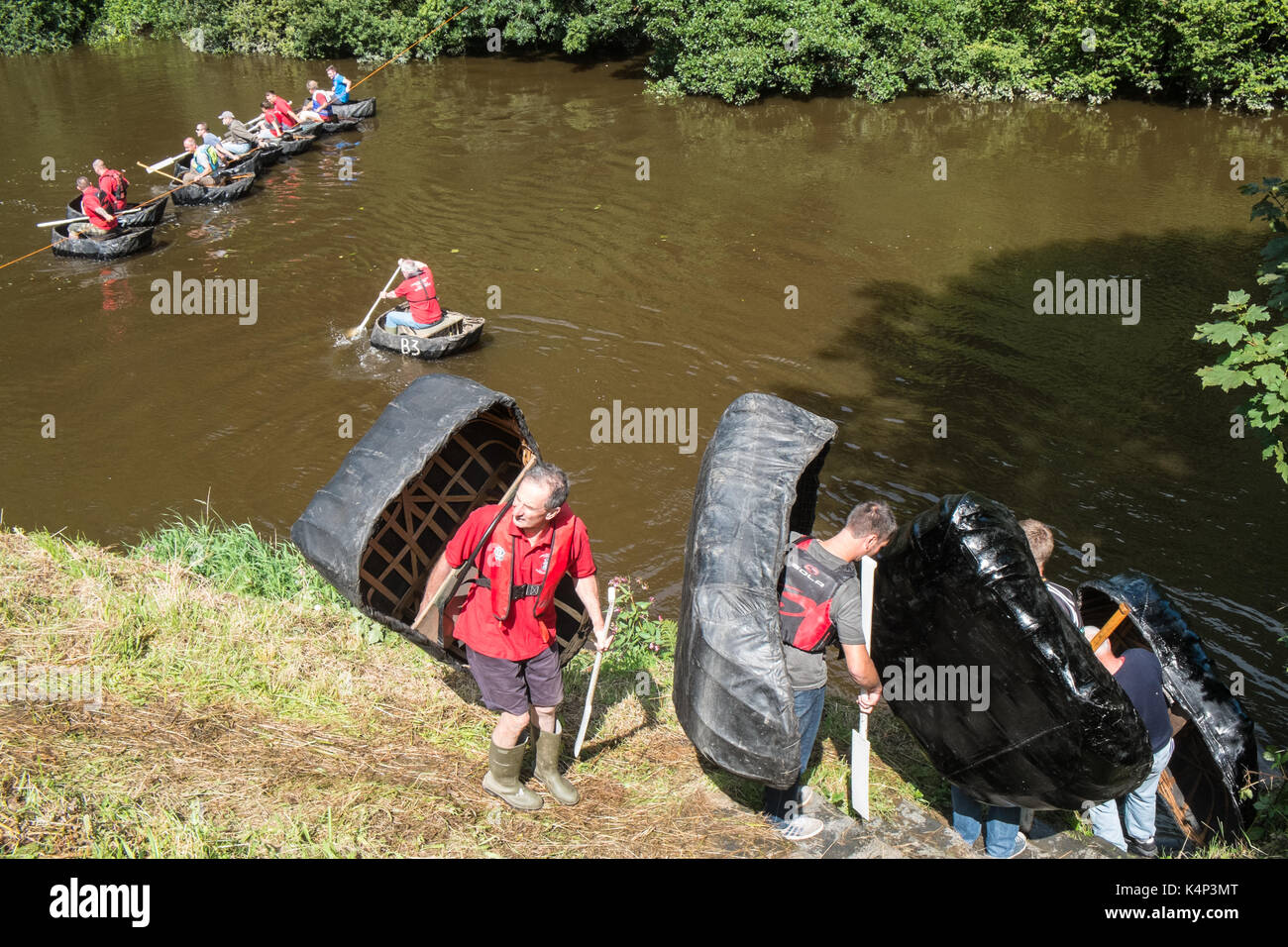 Cilgerran coracle race hi-res stock photography and images - Alamy