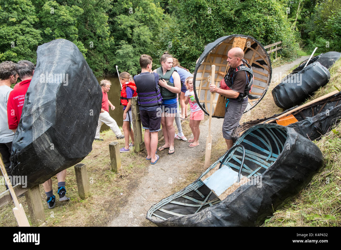 Cilgerran coracle race hi-res stock photography and images - Alamy