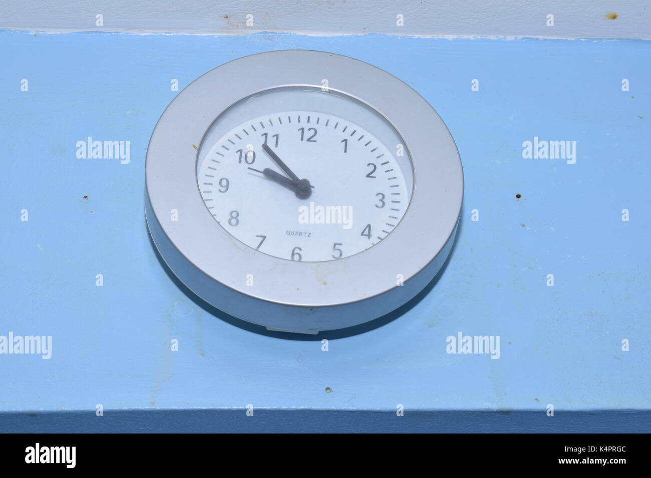 Round kitchen analogue clock Stock Photo - Alamy