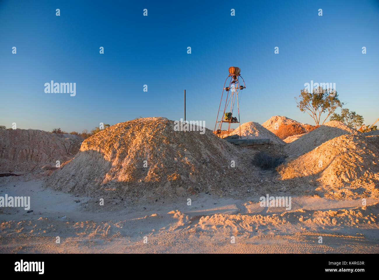head frame at Yowah opal field Stock Photo - Alamy