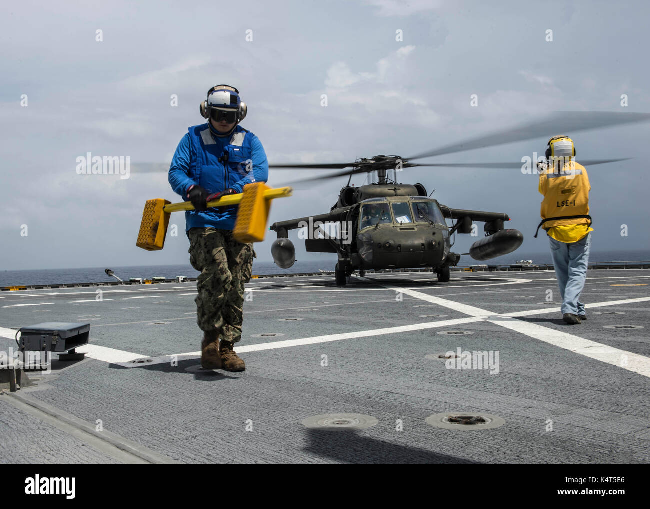 Uh 60 blackhawk flight hi-res stock photography and images - Alamy