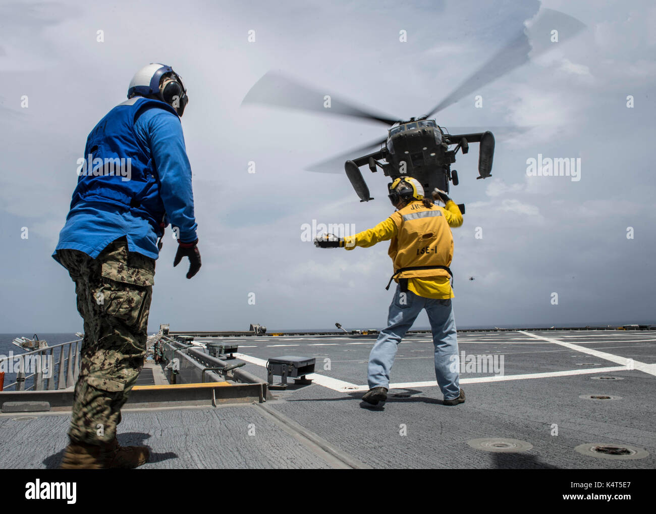 Uh 60 blackhawk flight hi-res stock photography and images - Alamy