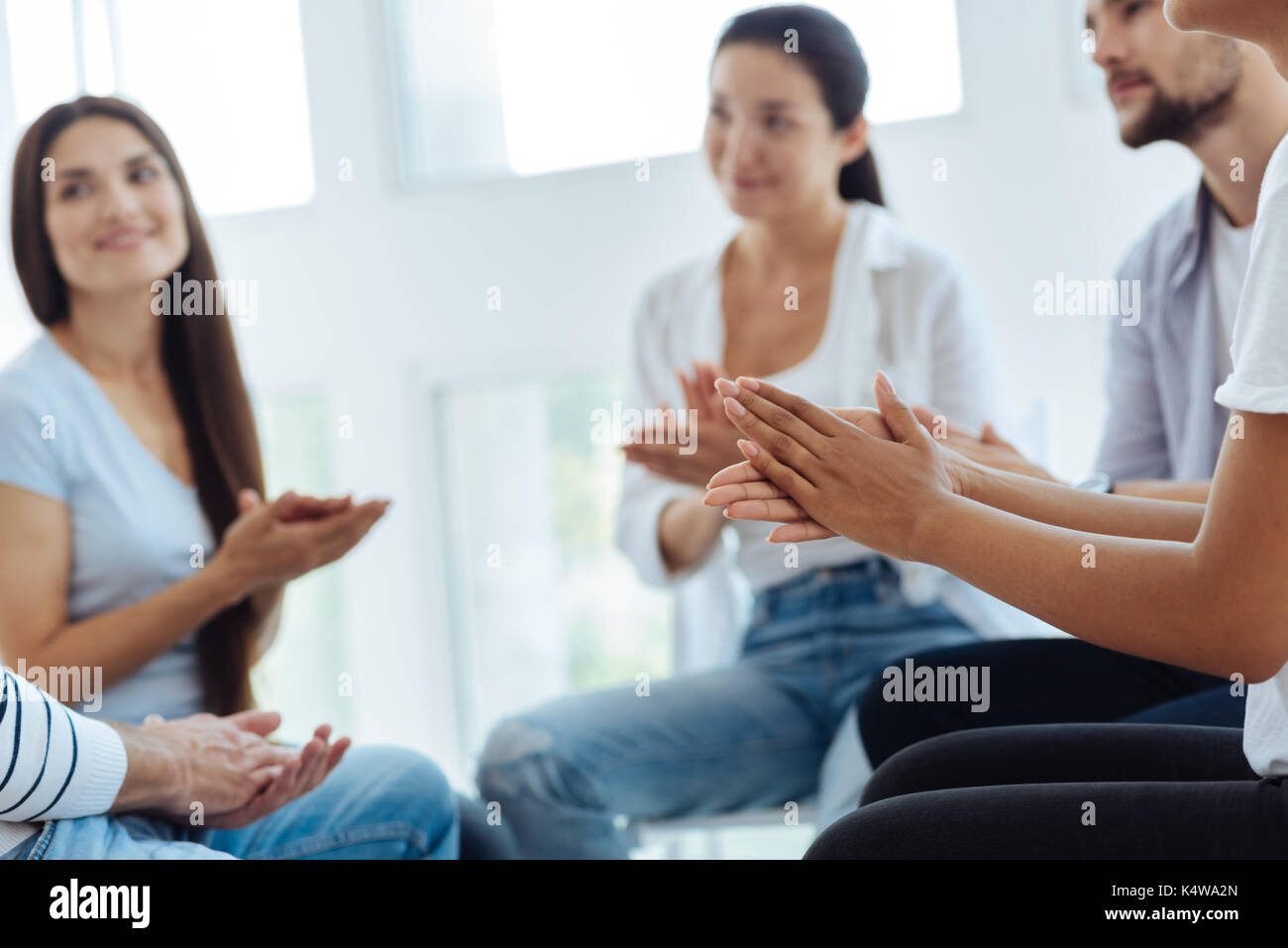 Hands applauding hi-res stock photography and images - Alamy
