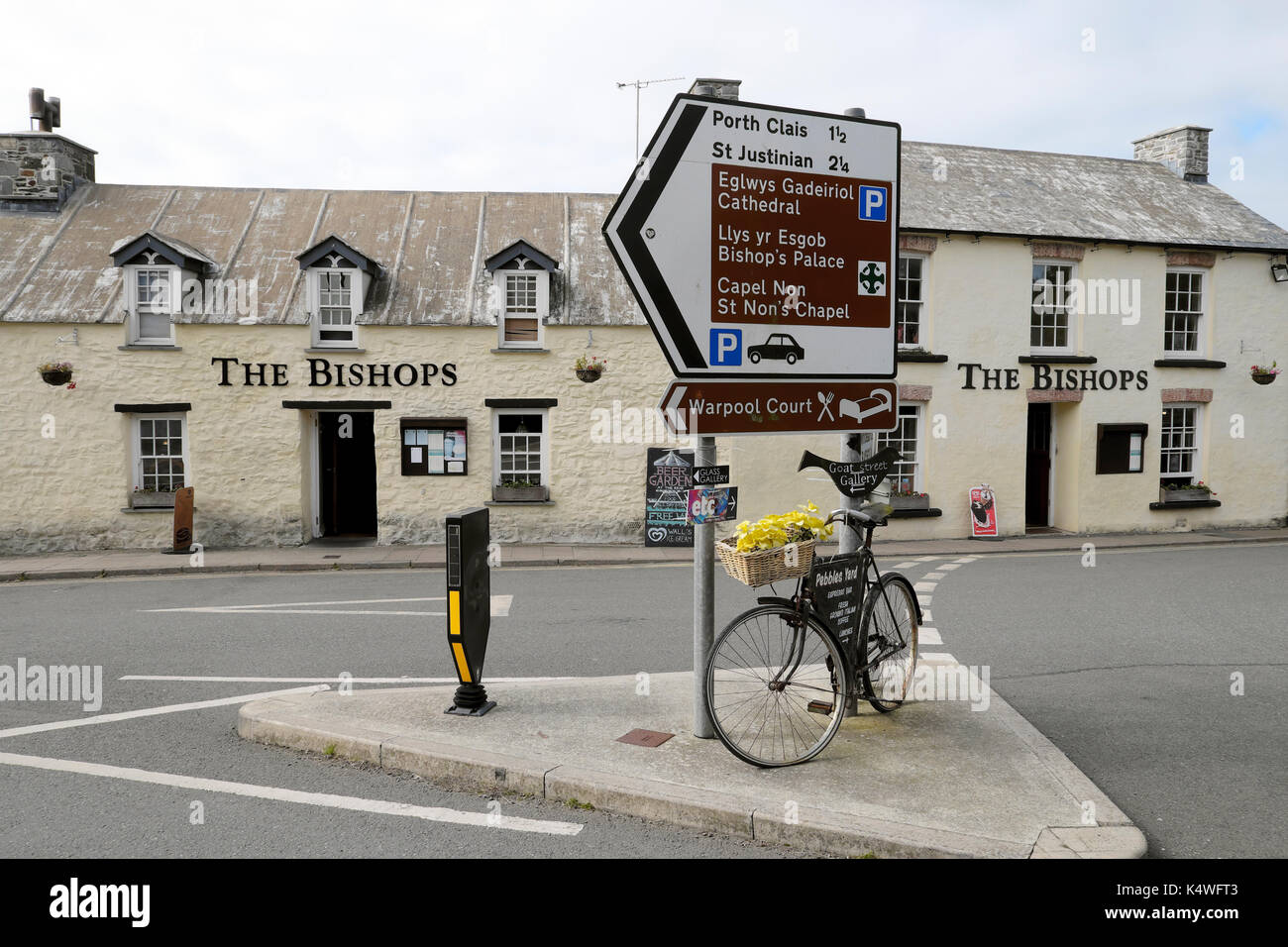 Uk town centre sign hi-res stock photography and images - Alamy