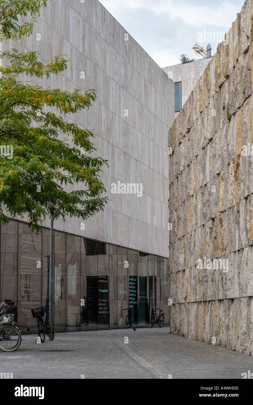 Synagogue Ohel Jakob and Jewish Museum in Munich Stock Photo - Alamy