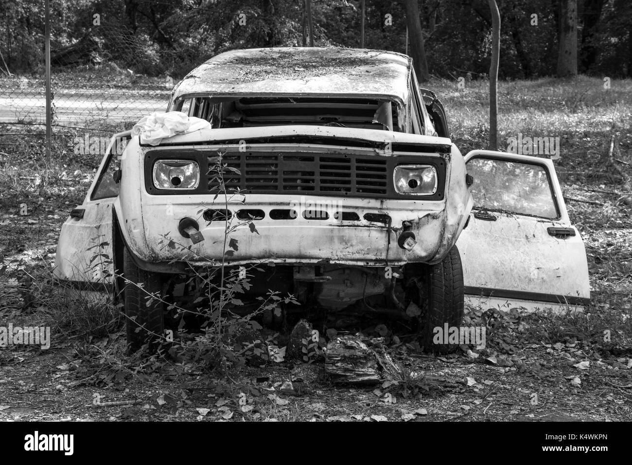 Car wrack hi-res stock photography and images - Alamy