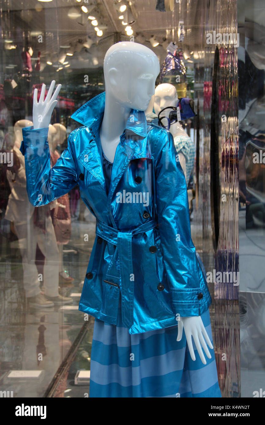 Mannequin storefront hi-res stock photography and images - Alamy