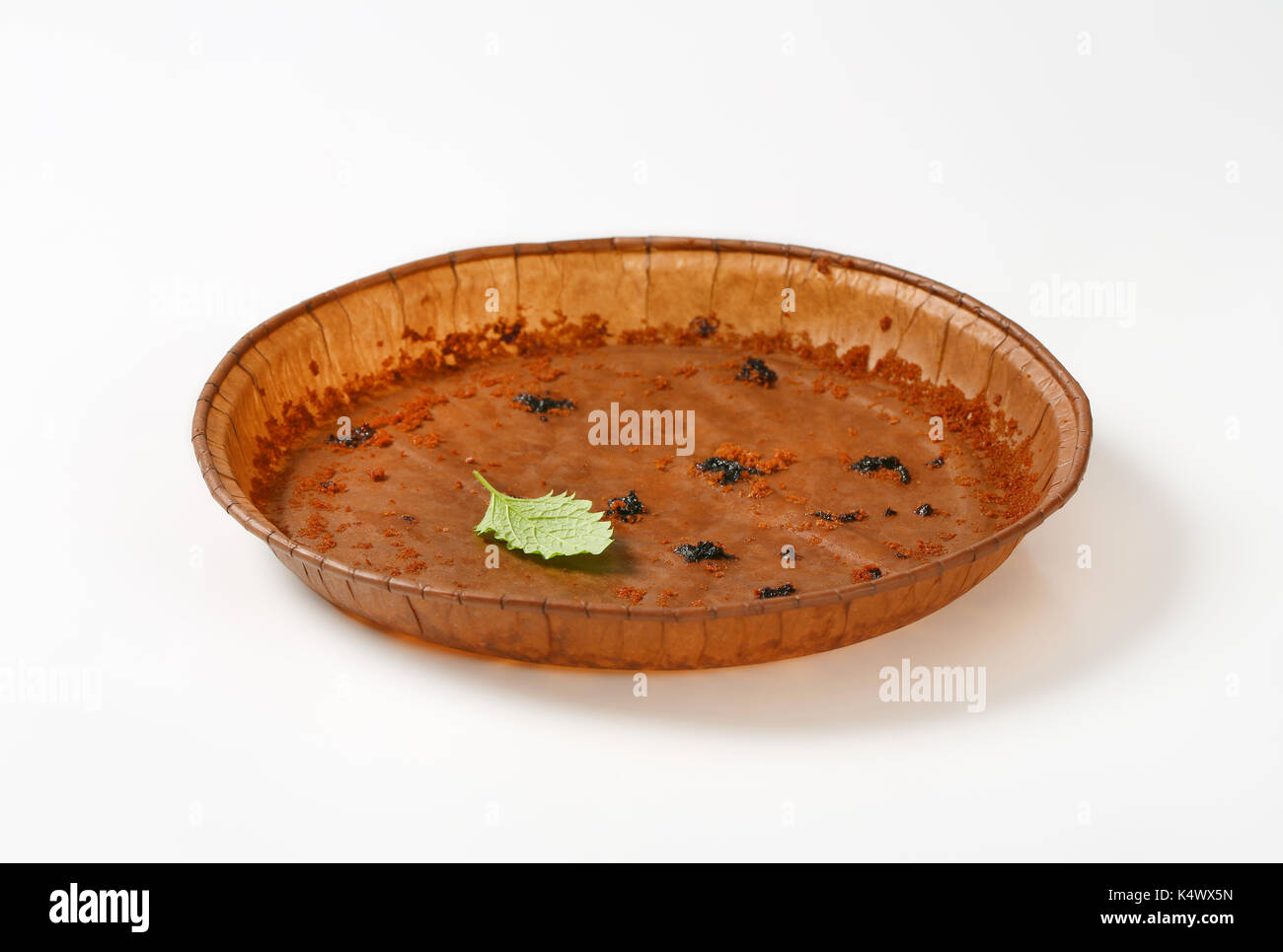 empty round paper baking pan on white background Stock Photo - Alamy