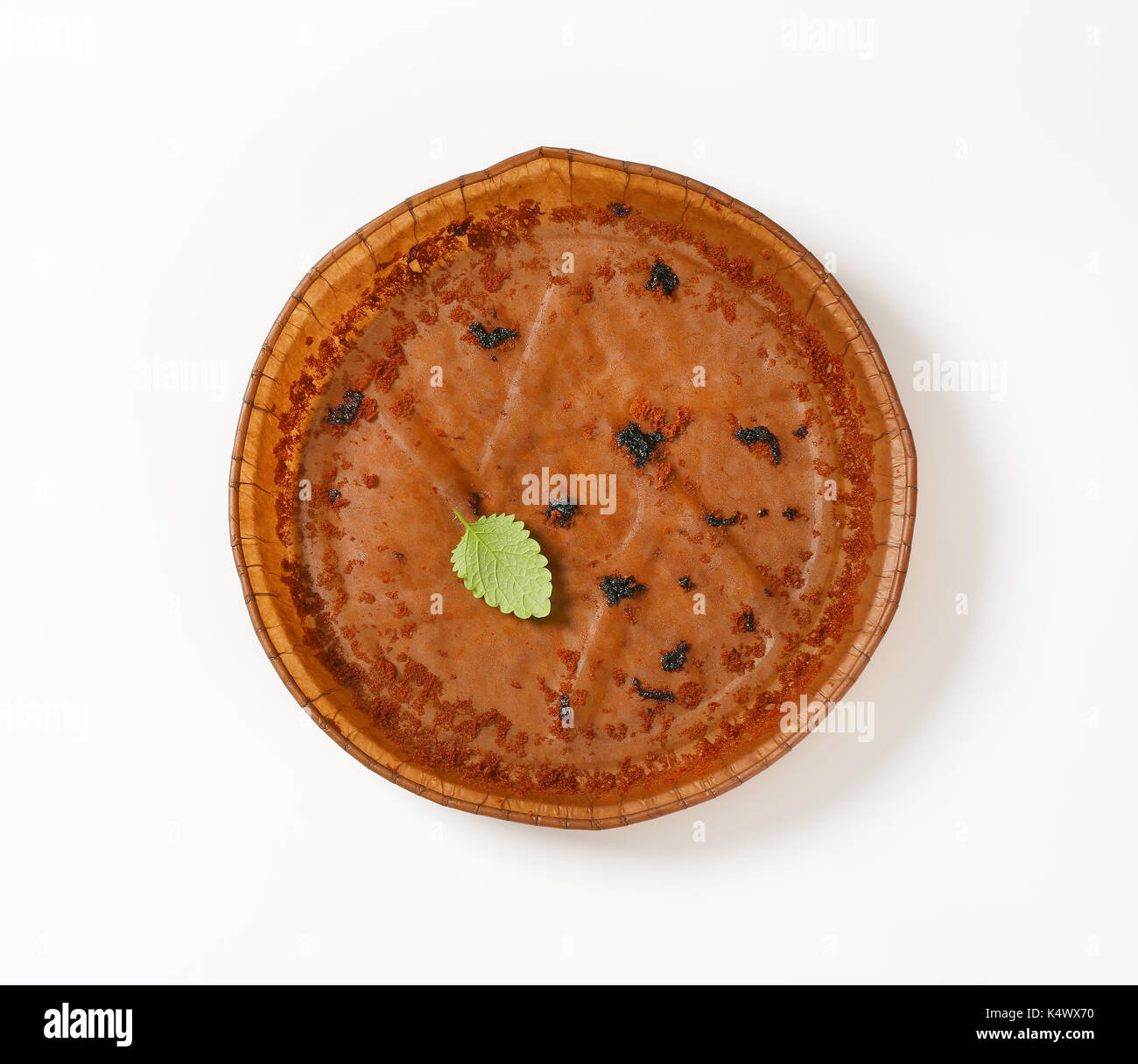 empty round paper baking pan on white background Stock Photo - Alamy