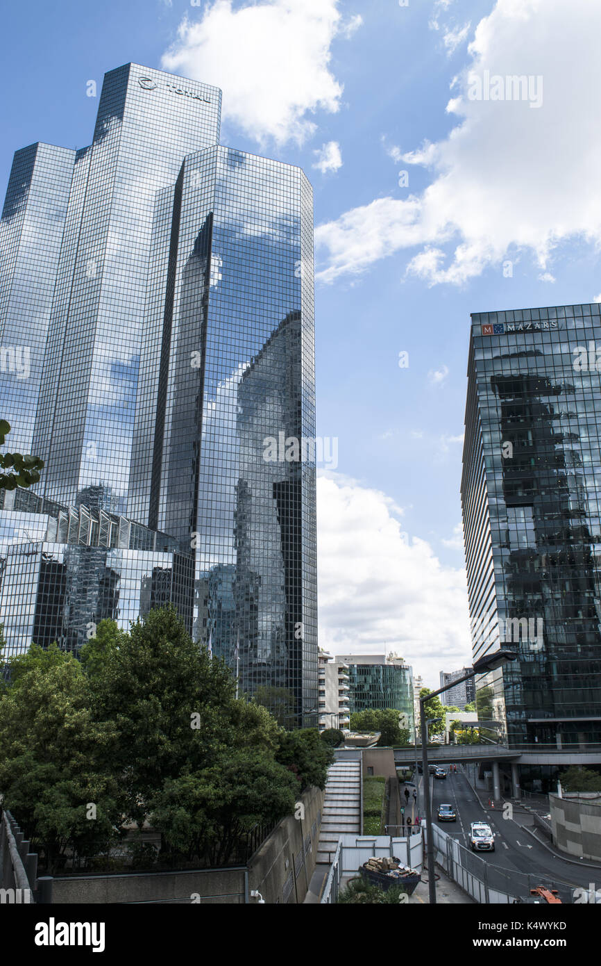 Skyscrapers in la defense hi-res stock photography and images - Alamy