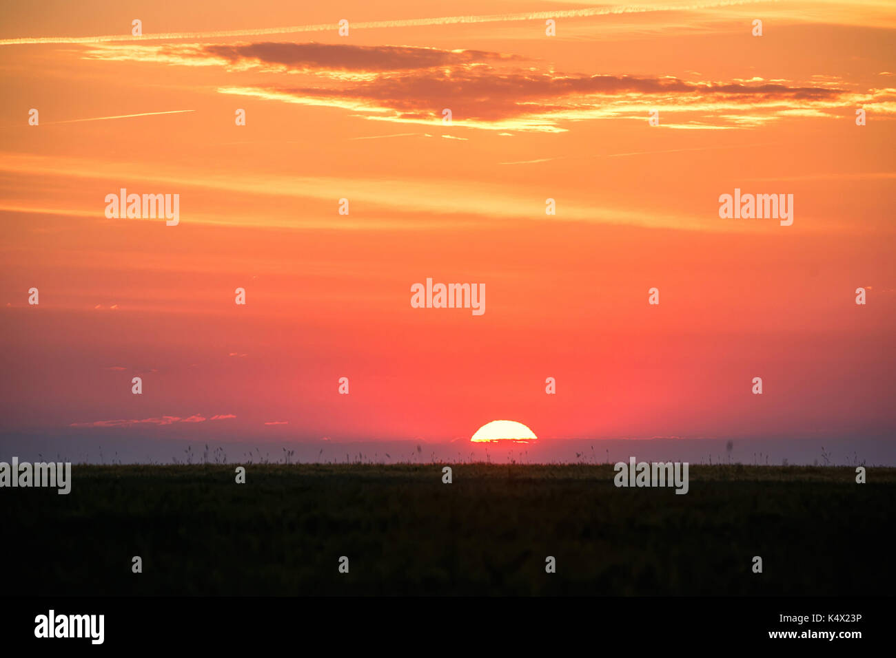 Horizon line with sun setting Stock Photo - Alamy