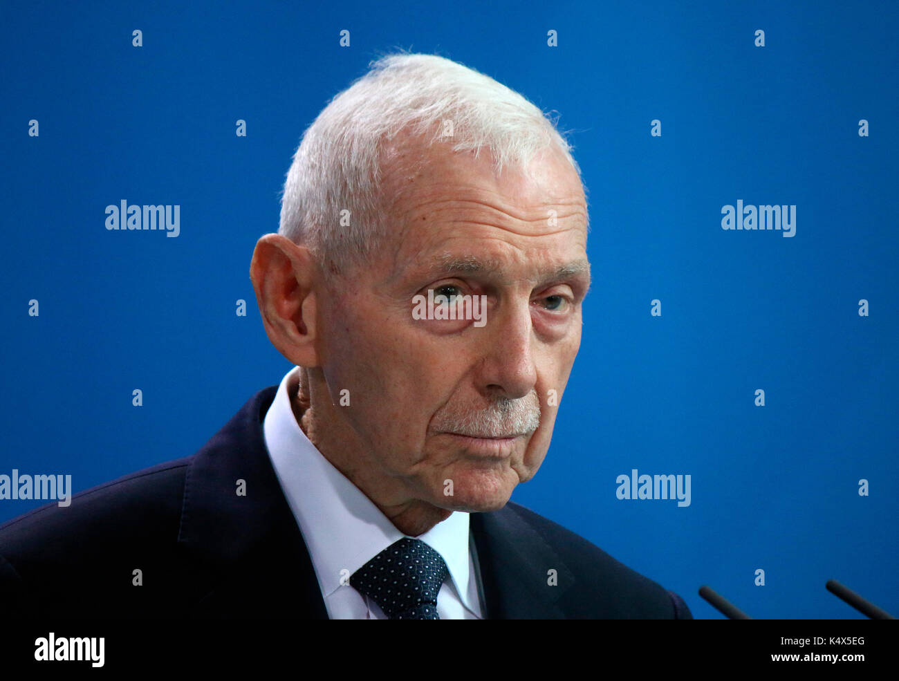 Und swing hi-res stock photography and images - Alamy