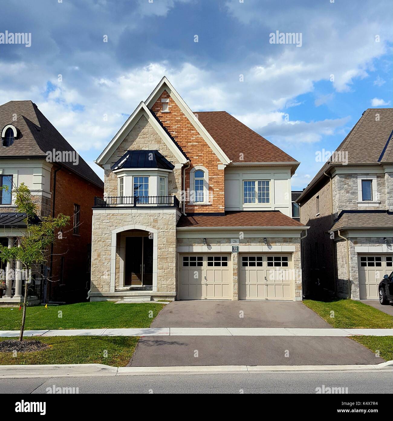 Suburban detached house hi-res stock photography and images - Alamy