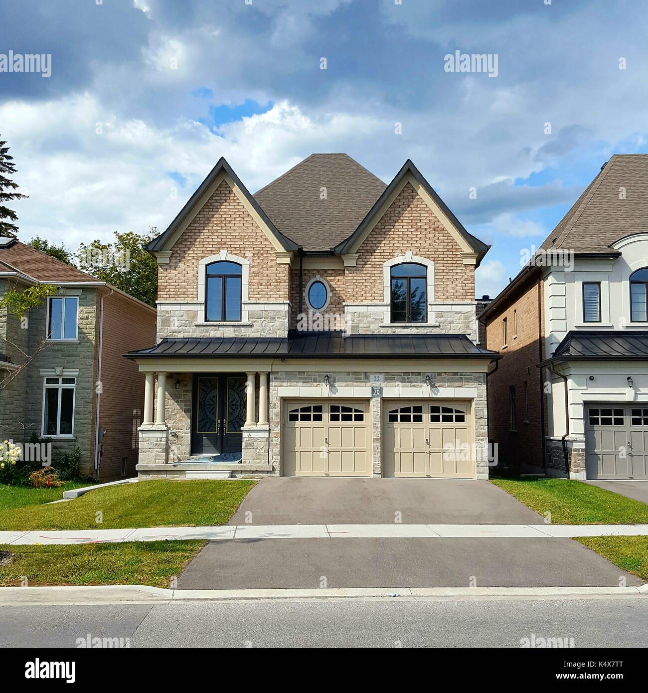 Suburban detached house hi-res stock photography and images - Alamy