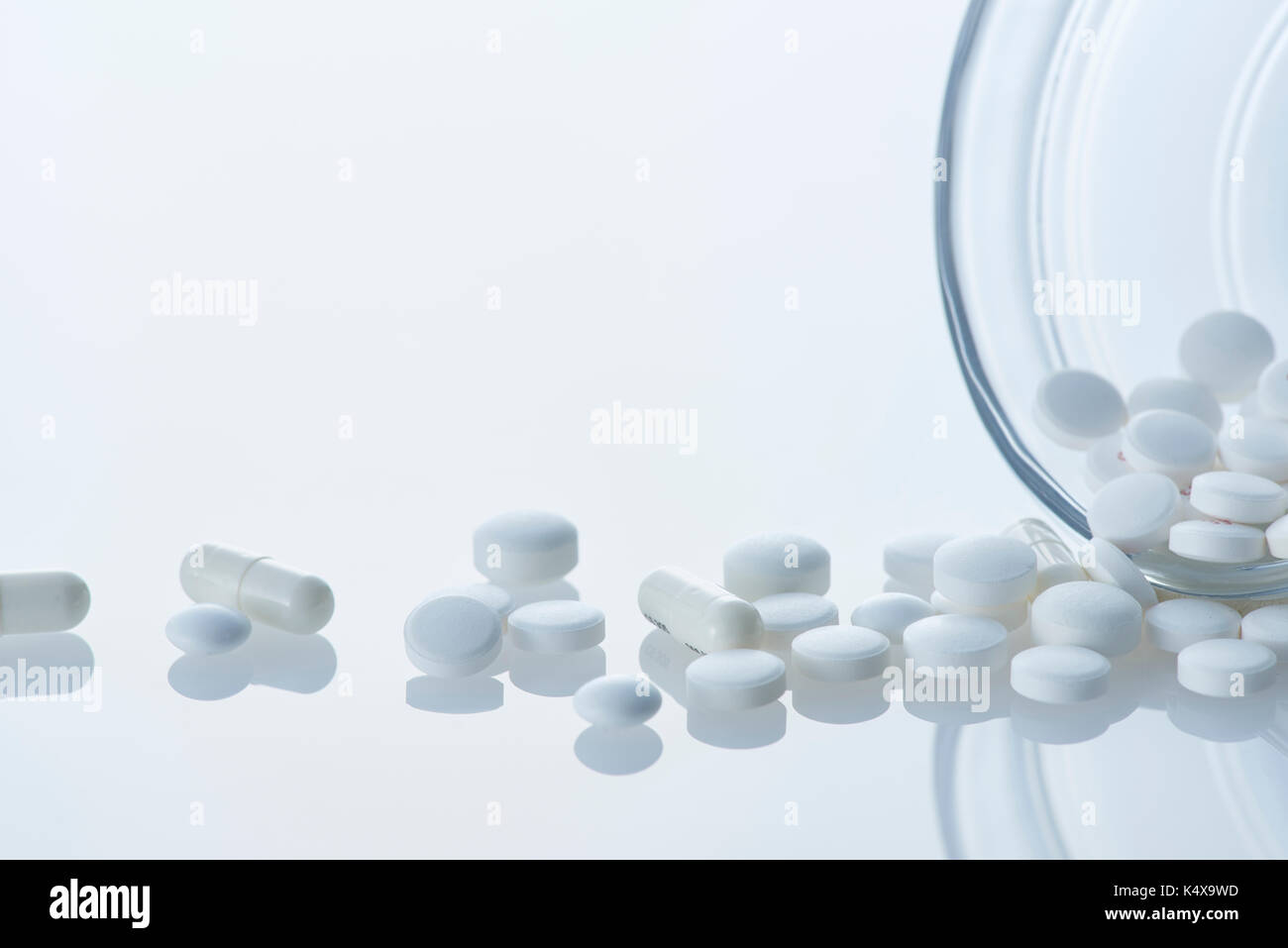 Medicine objects hi-res stock photography and images - Alamy