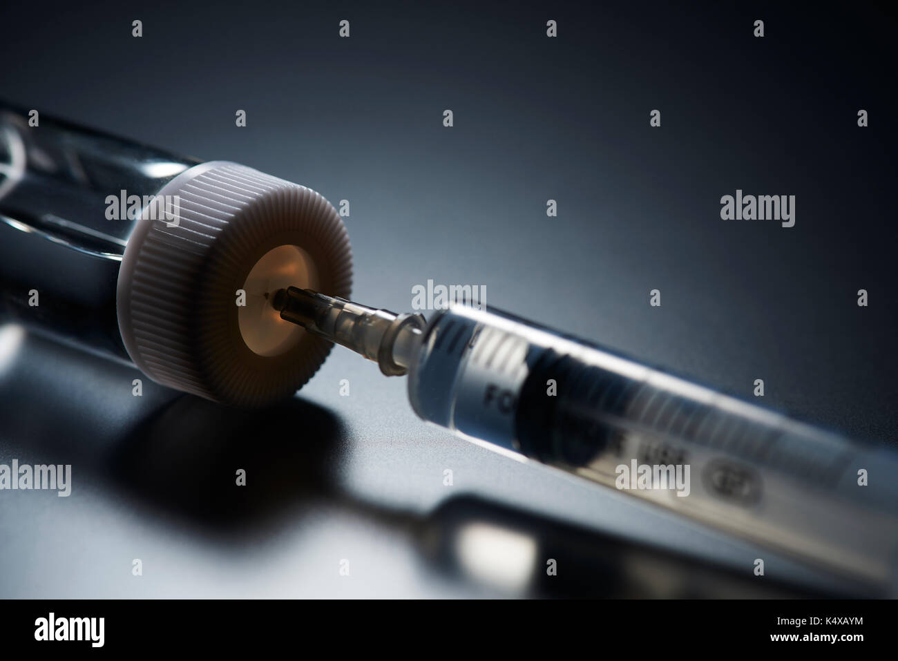 Siringe vial hi-res stock photography and images - Alamy