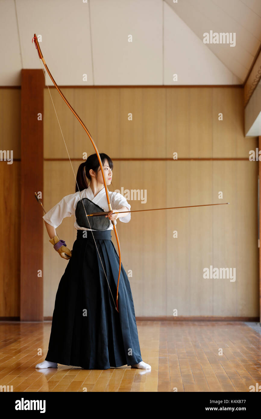 Japanese traditional archery athlete practicing Stock Photo - Alamy