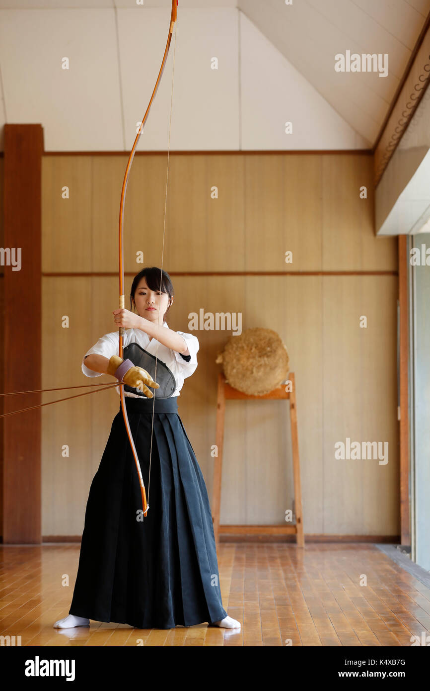 Japanese traditional archery athlete hi-res stock photography and ...