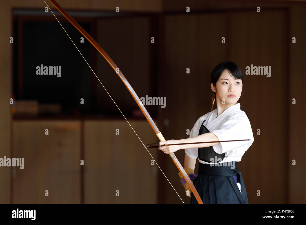 Japanese traditional archery athlete practicing Stock Photo - Alamy