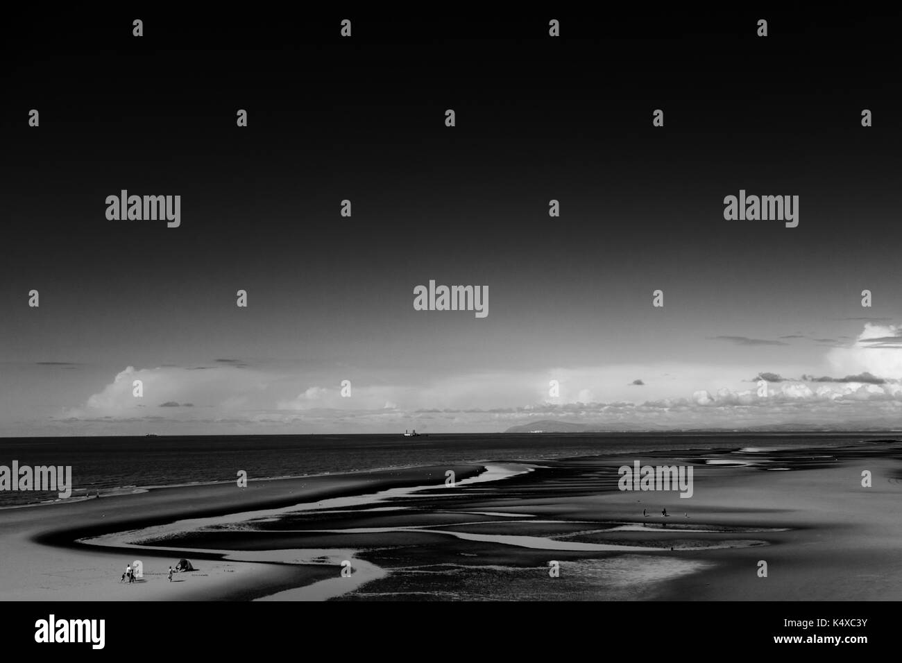 BLACKPOOL - AUGUST 31: Tourists walk along the beach of Blackpool Stock ...