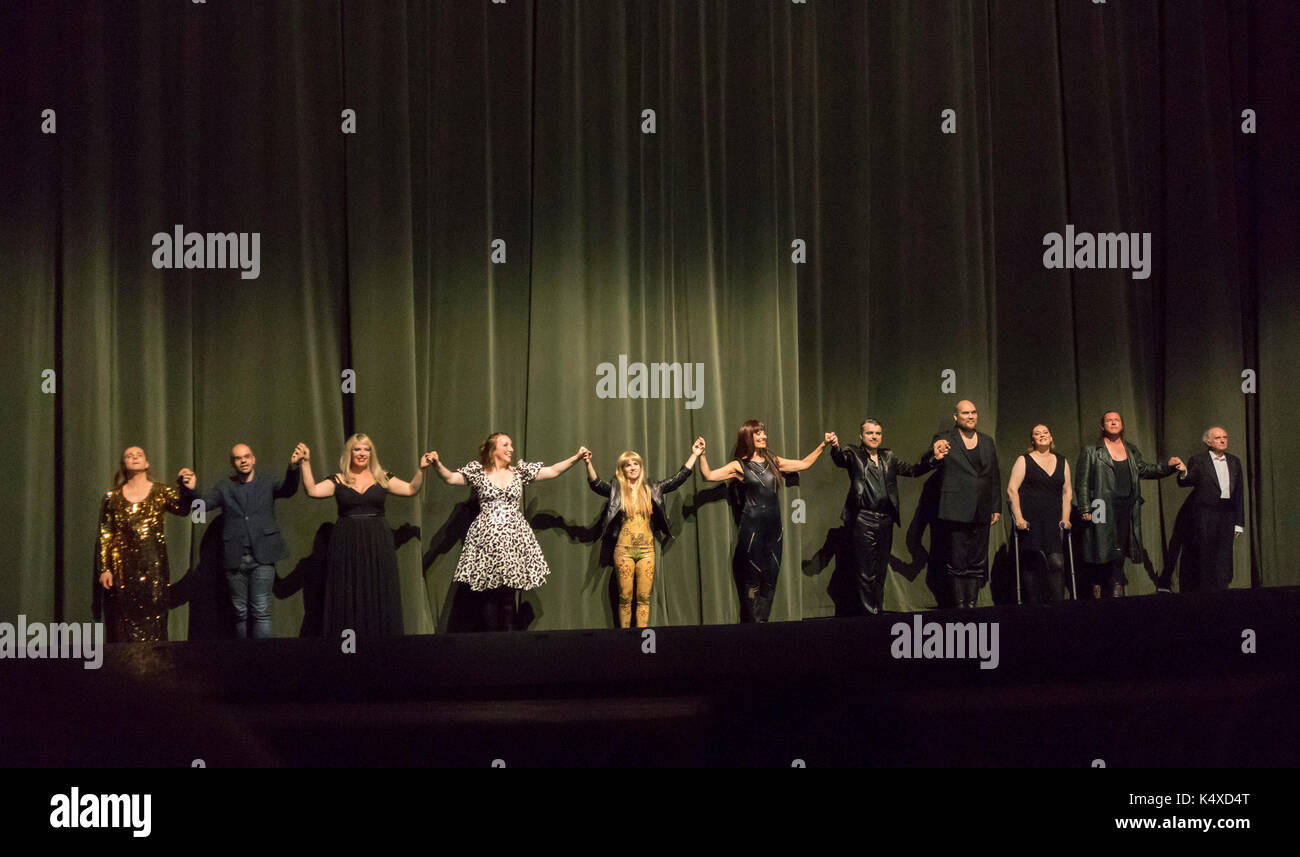 Curtain call stage hi-res stock photography and images - Alamy