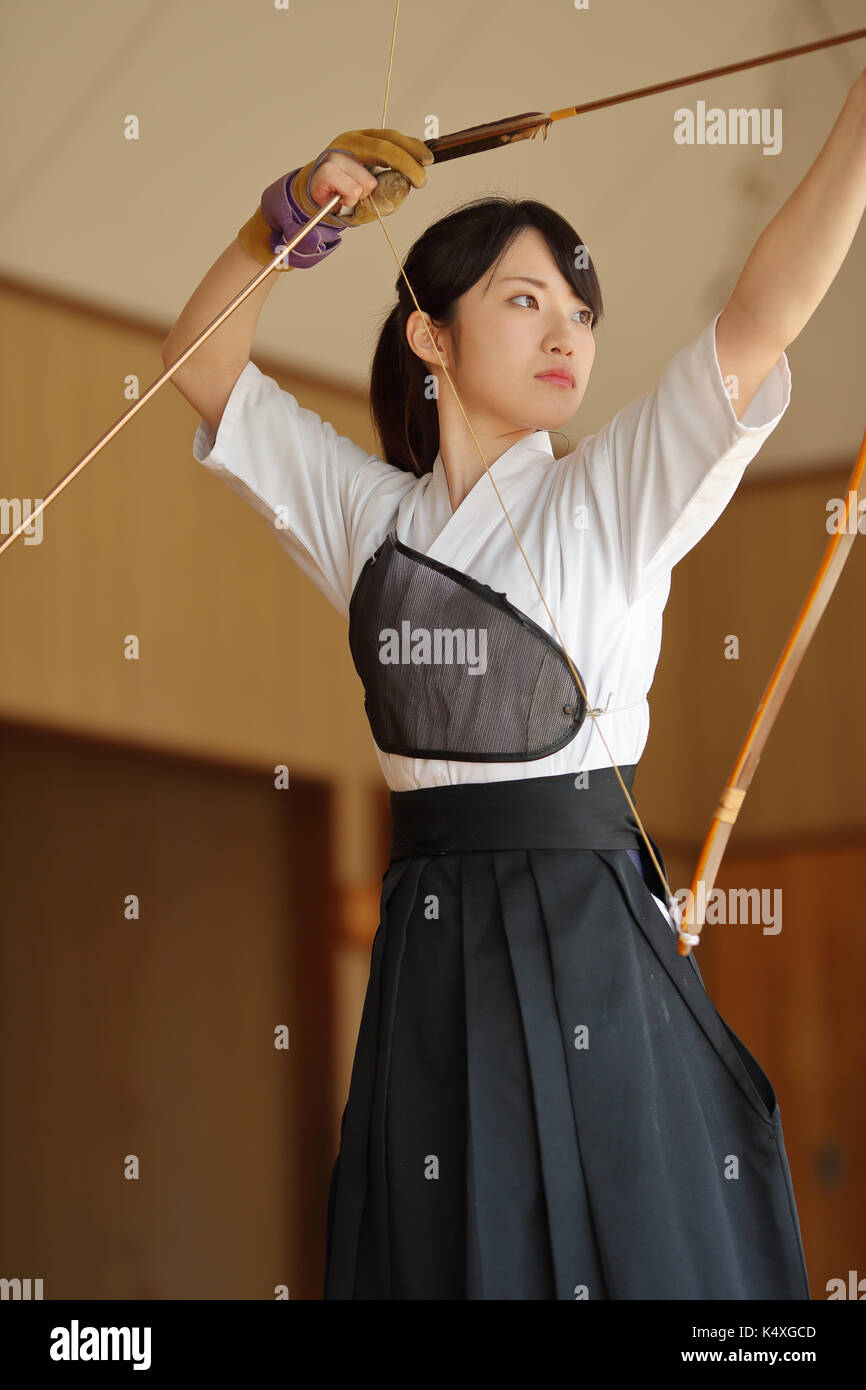 Japanese traditional archery athlete practicing Stock Photo - Alamy
