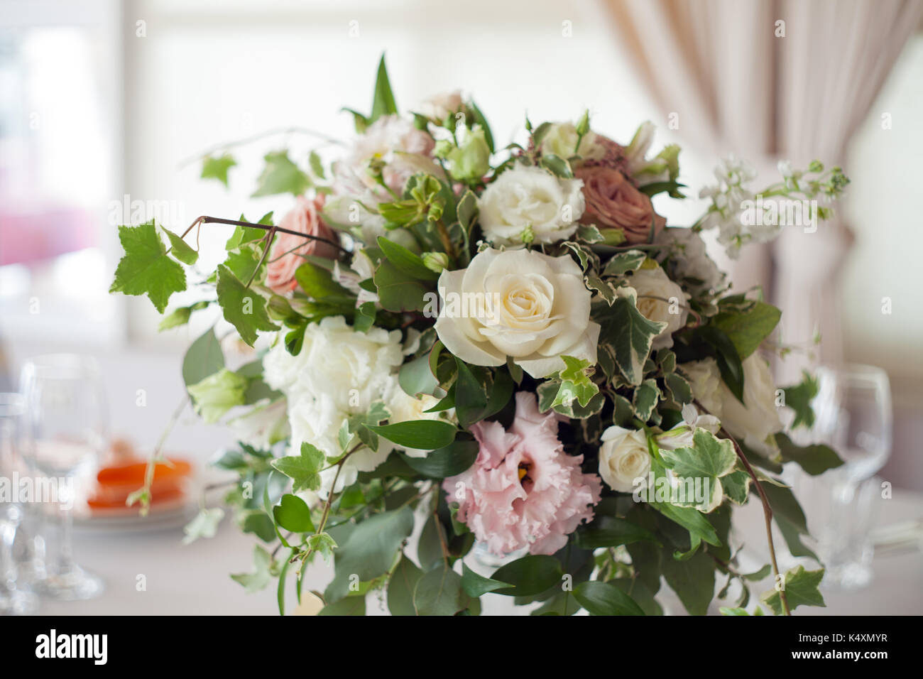 Wedding decor. Flowers in the restaurant, table setting Stock Photo - Alamy