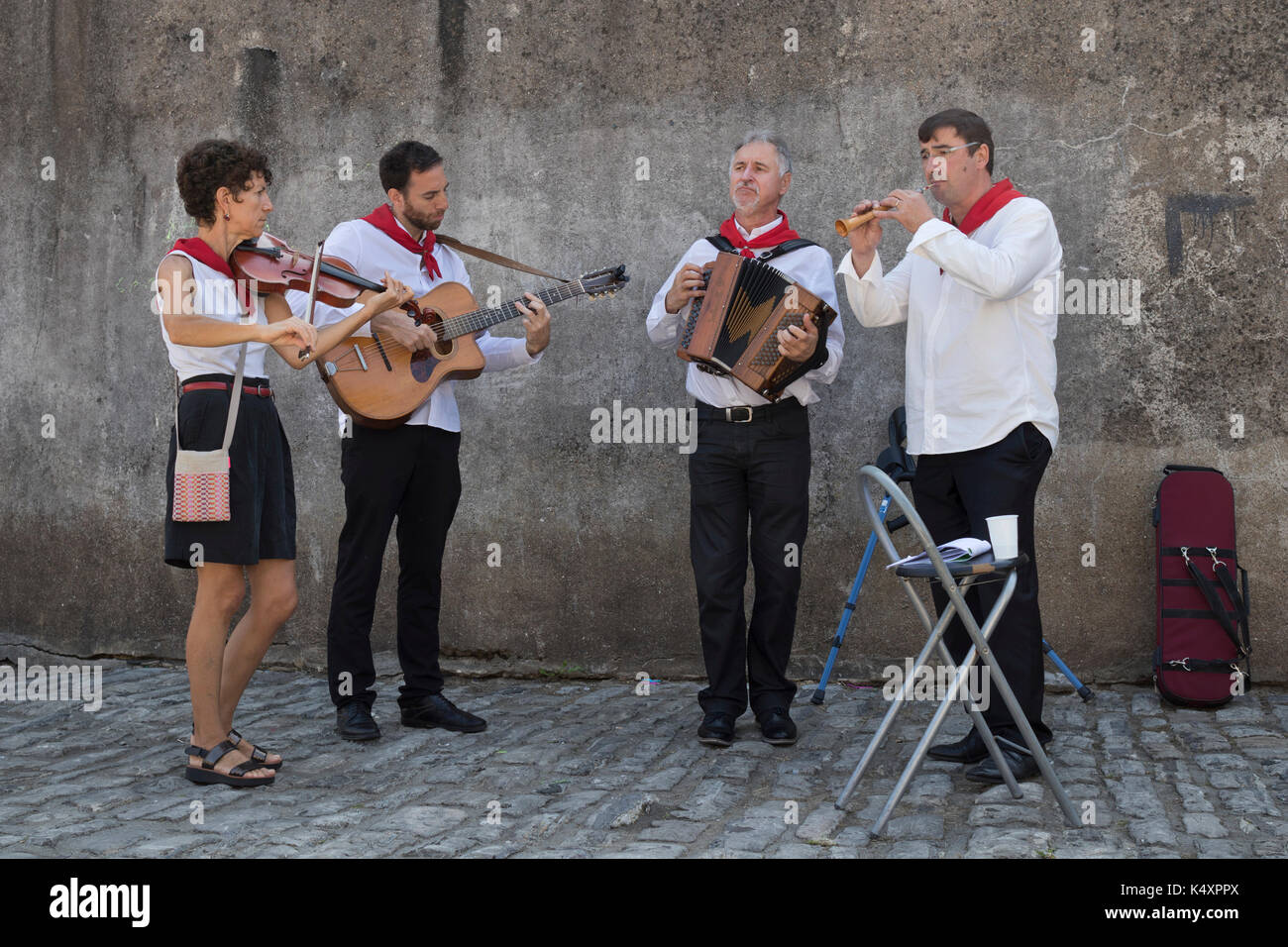 People playing music hi-res stock photography and images - Alamy