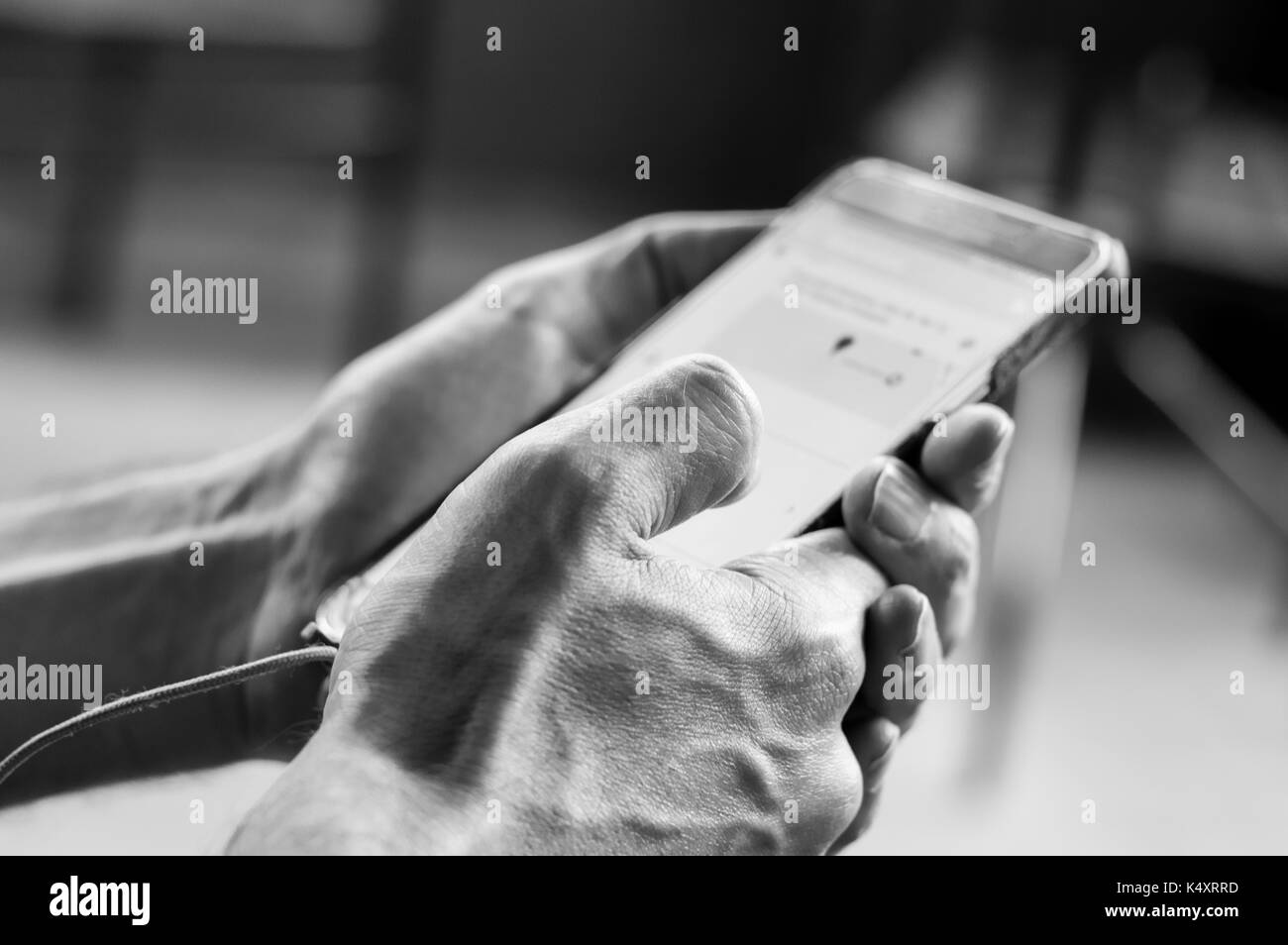 Man hand holding phone screen Black and White Stock Photos & Images - Alamy