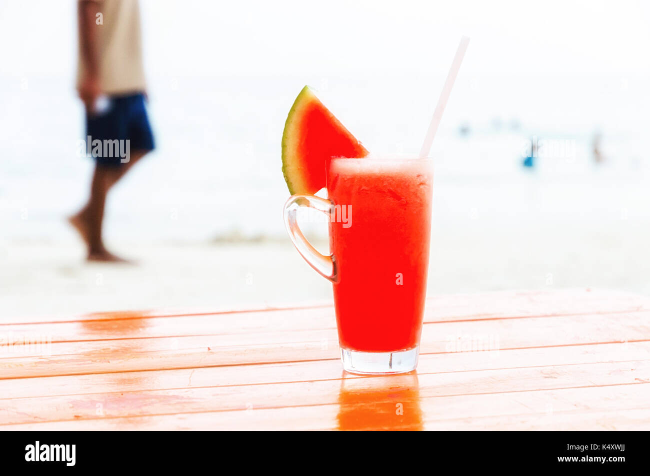 Couple drink tropical cocktails hi-res stock photography and images - Alamy