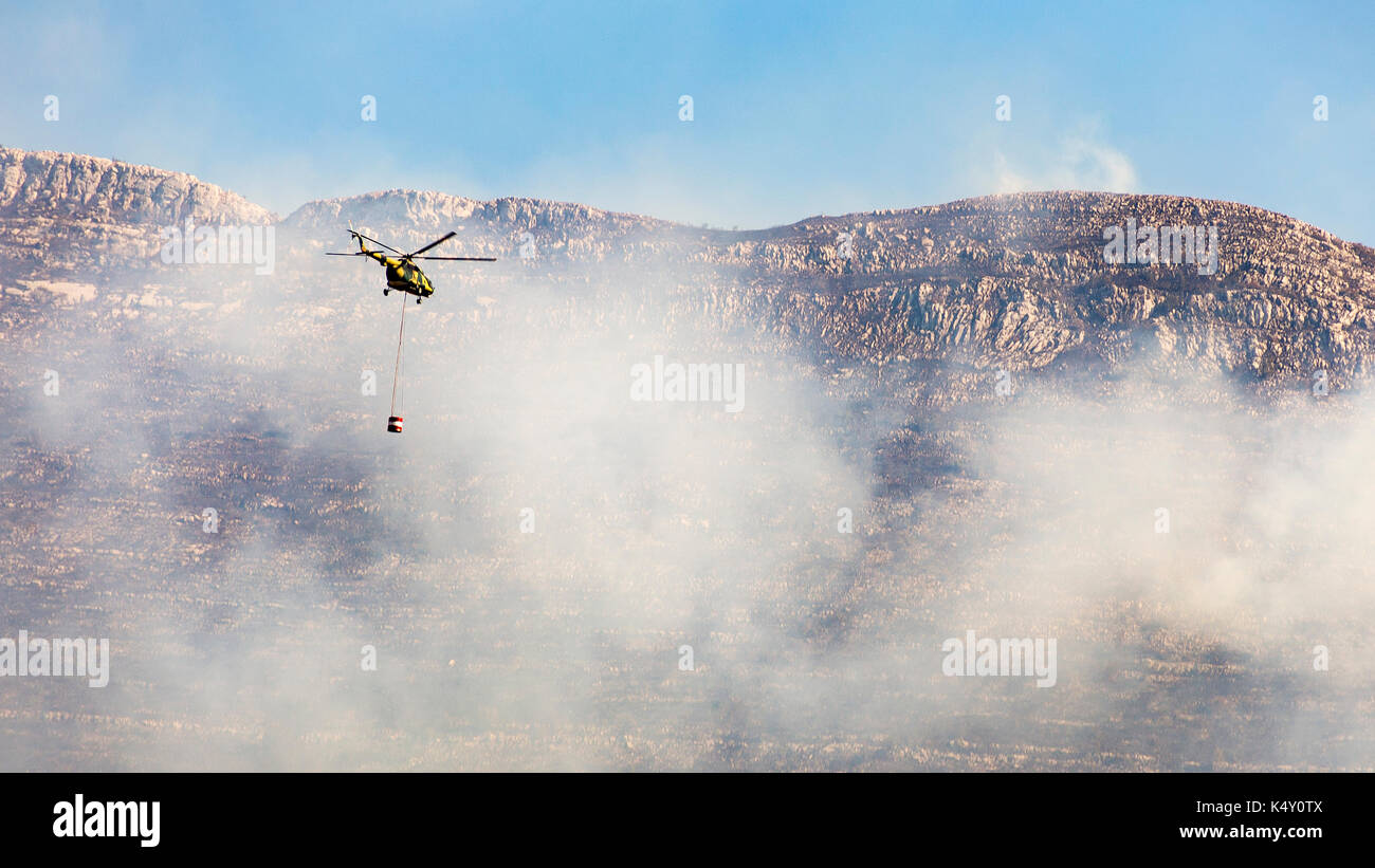 Helicopter bambi bucket hi-res stock photography and images - Alamy