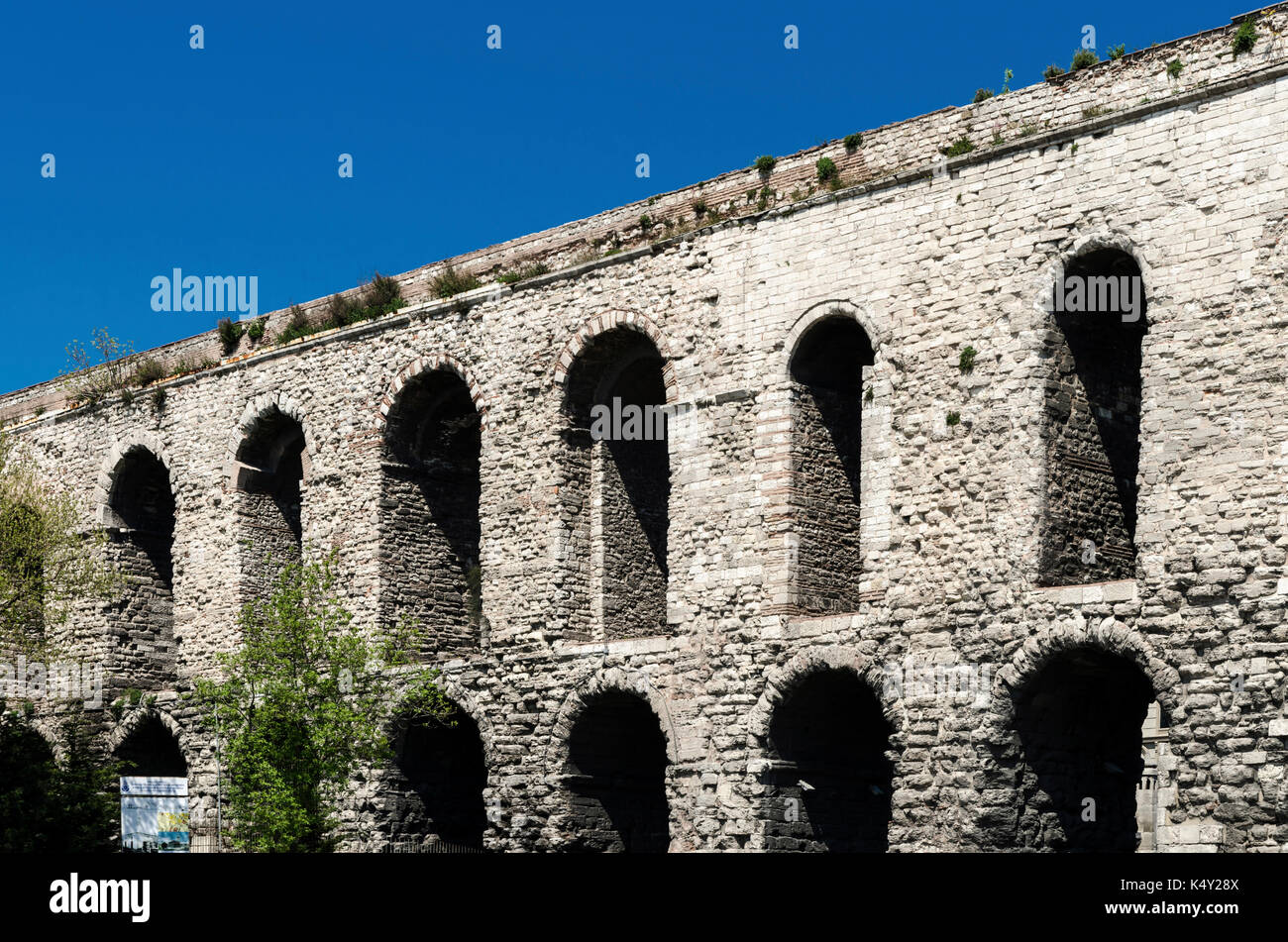 Ancient roman Aqueduct of Valens in Istanbul Stock Photo - Alamy