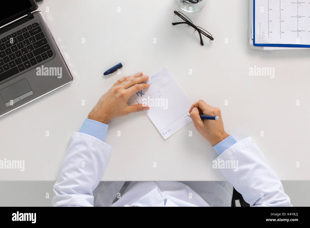 Doctor hand prescription hi-res stock photography and images - Alamy