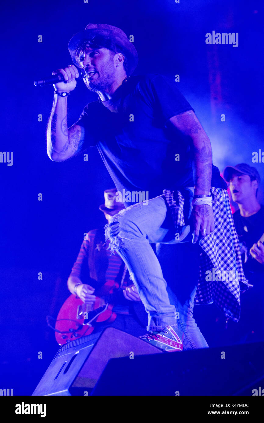 Fabrizio moro live hi-res stock photography and images - Alamy