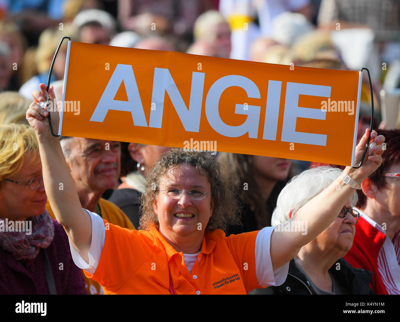 Mainz, Germany. 7th Sep, 2017. CDU supporters hold up Angela Merkel ...