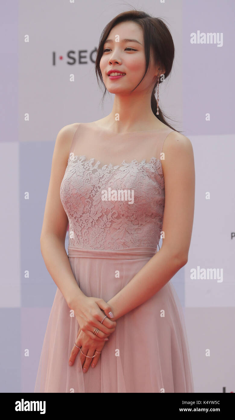 S. Korean actress Yoon So-hee South Korean actress Yoon So-hee walks ...