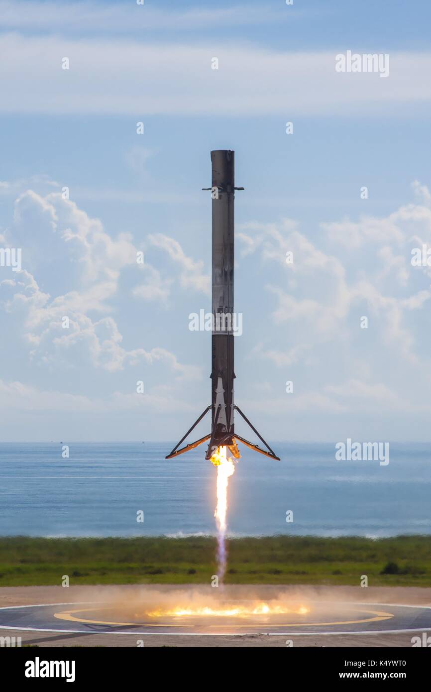 Spaceplane landing hi-res stock photography and images - Alamy