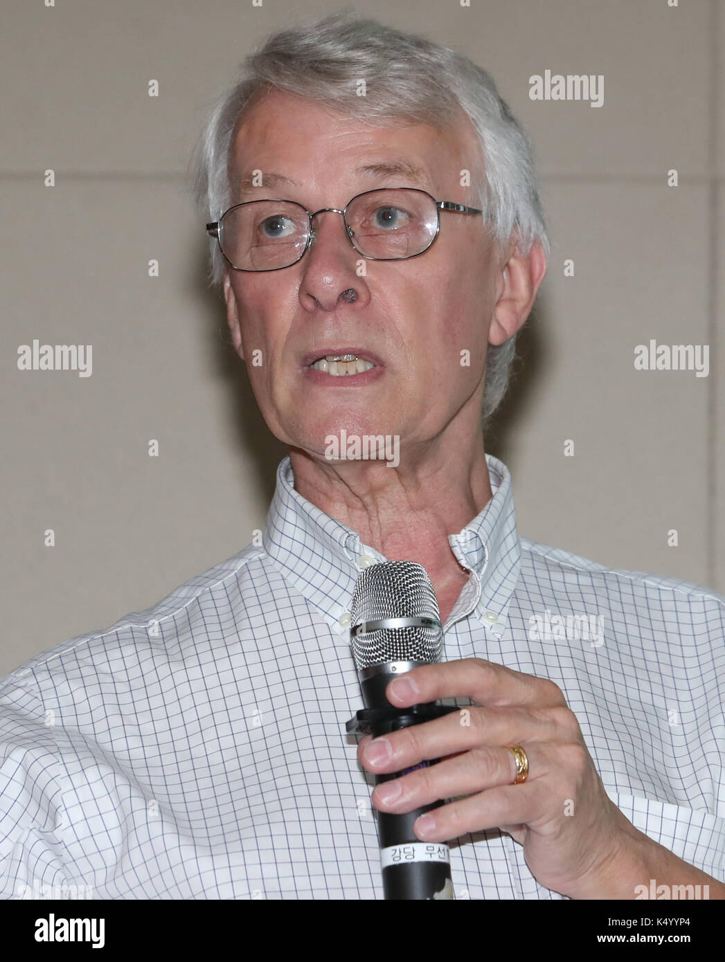 Winner of 1993 Nobel Prize in physiology in Seoul Richard Roberts, one ...