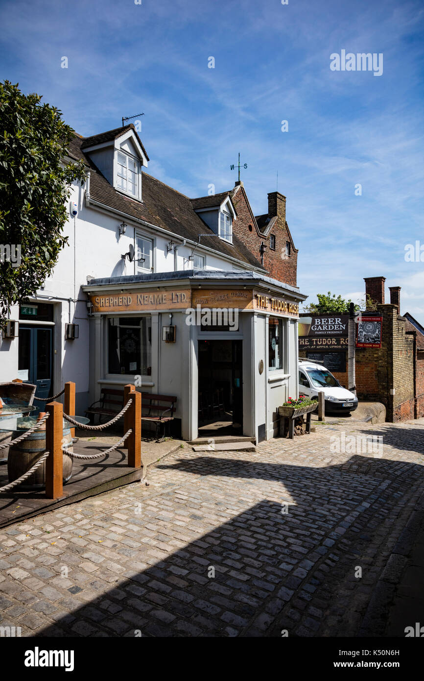The tudor rose pub hi-res stock photography and images - Alamy