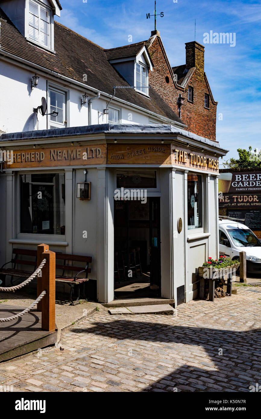 The tudor rose pub hi-res stock photography and images - Alamy