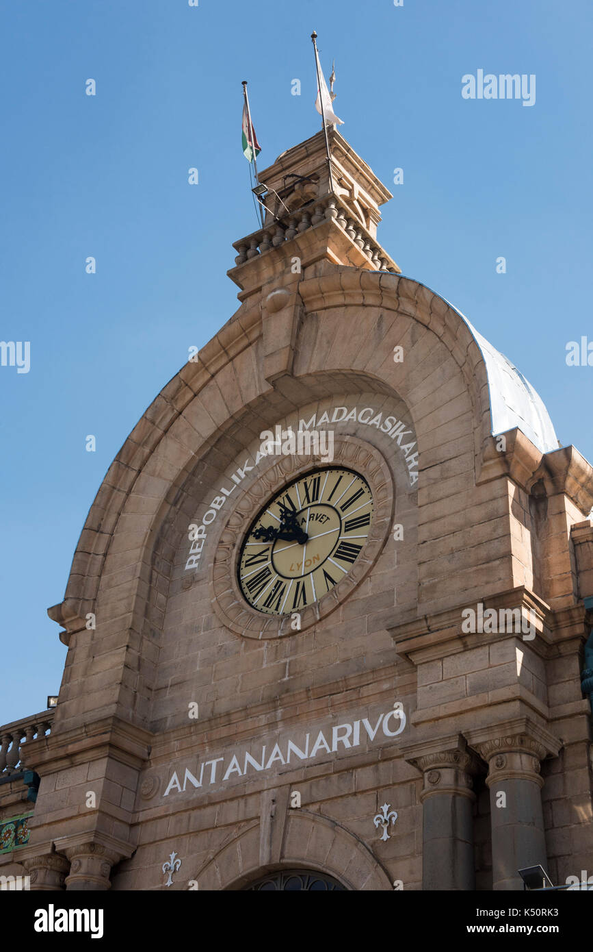 Station building island railway hi-res stock photography and images - Alamy