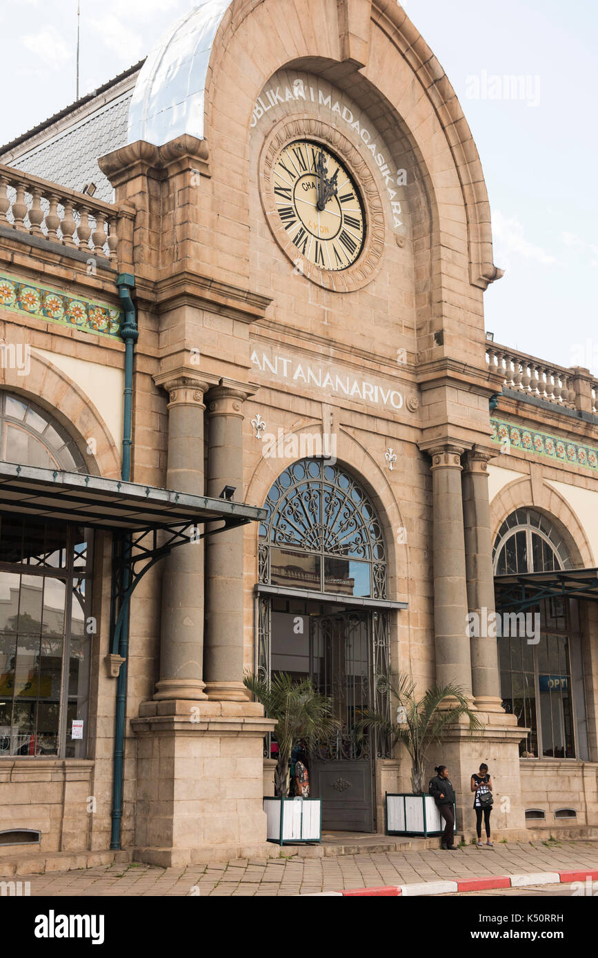 Station building island railway hi-res stock photography and images - Alamy