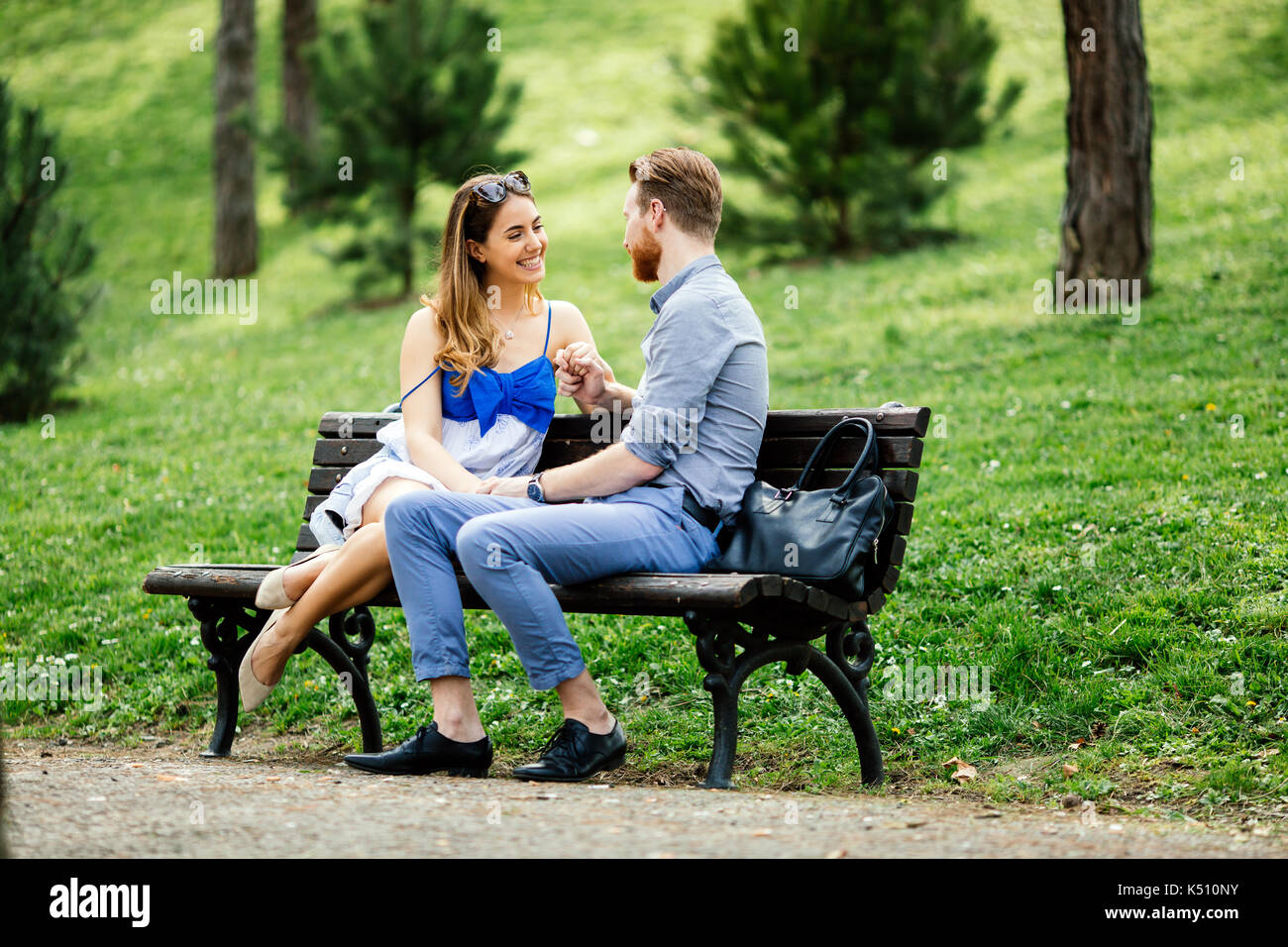 Romantic couple on bench hi-res stock photography and images - Alamy