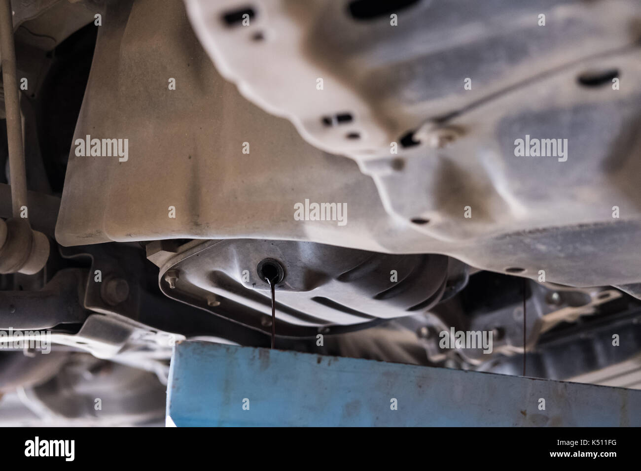 vehicle lift up by hydraulic for engine oil change and transmission ...